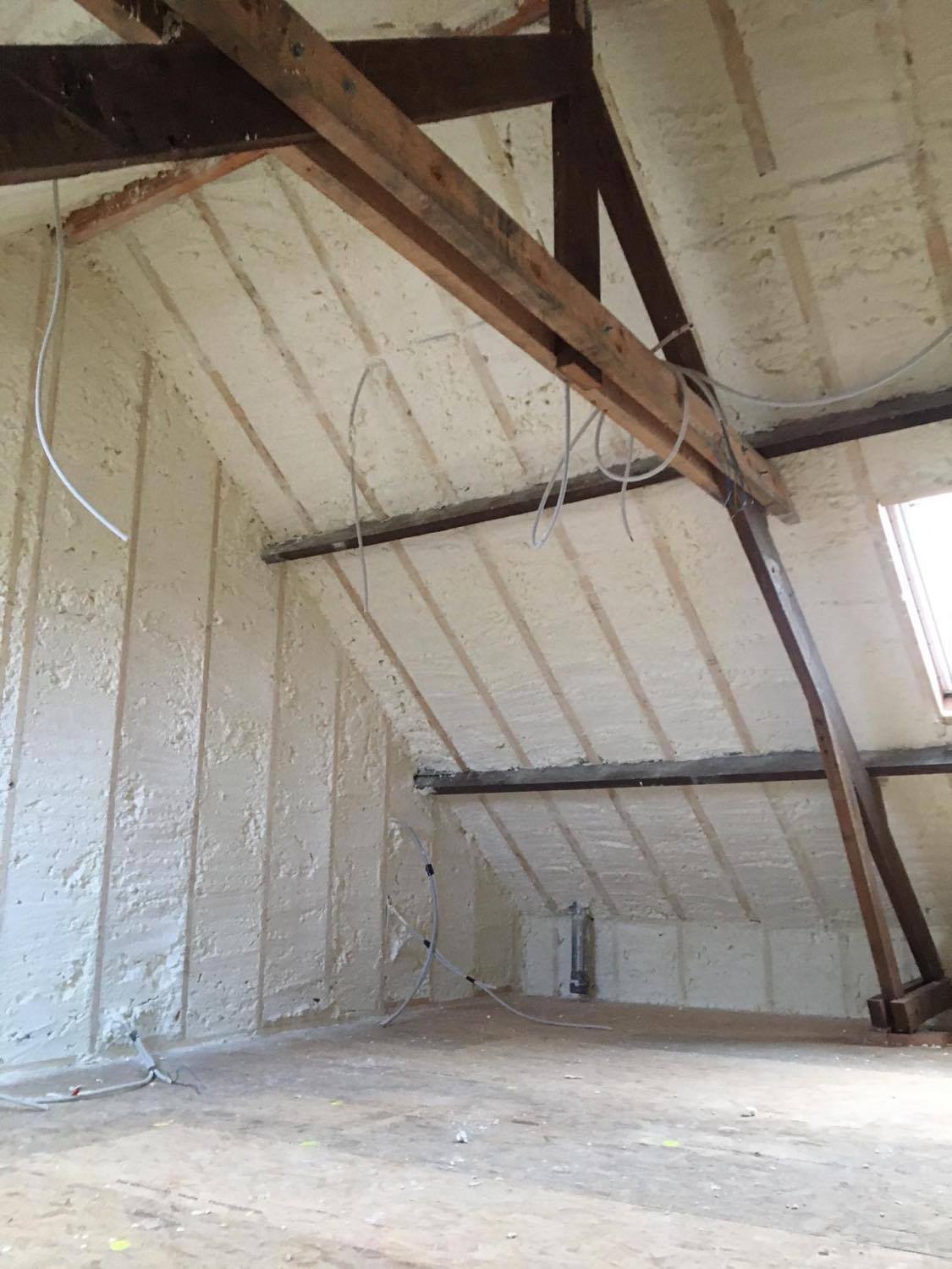 Dakisolatie met Soudafoam SPF03: energiebesparing en comfort - PMS Vloersystemen: Chape & Isolatie